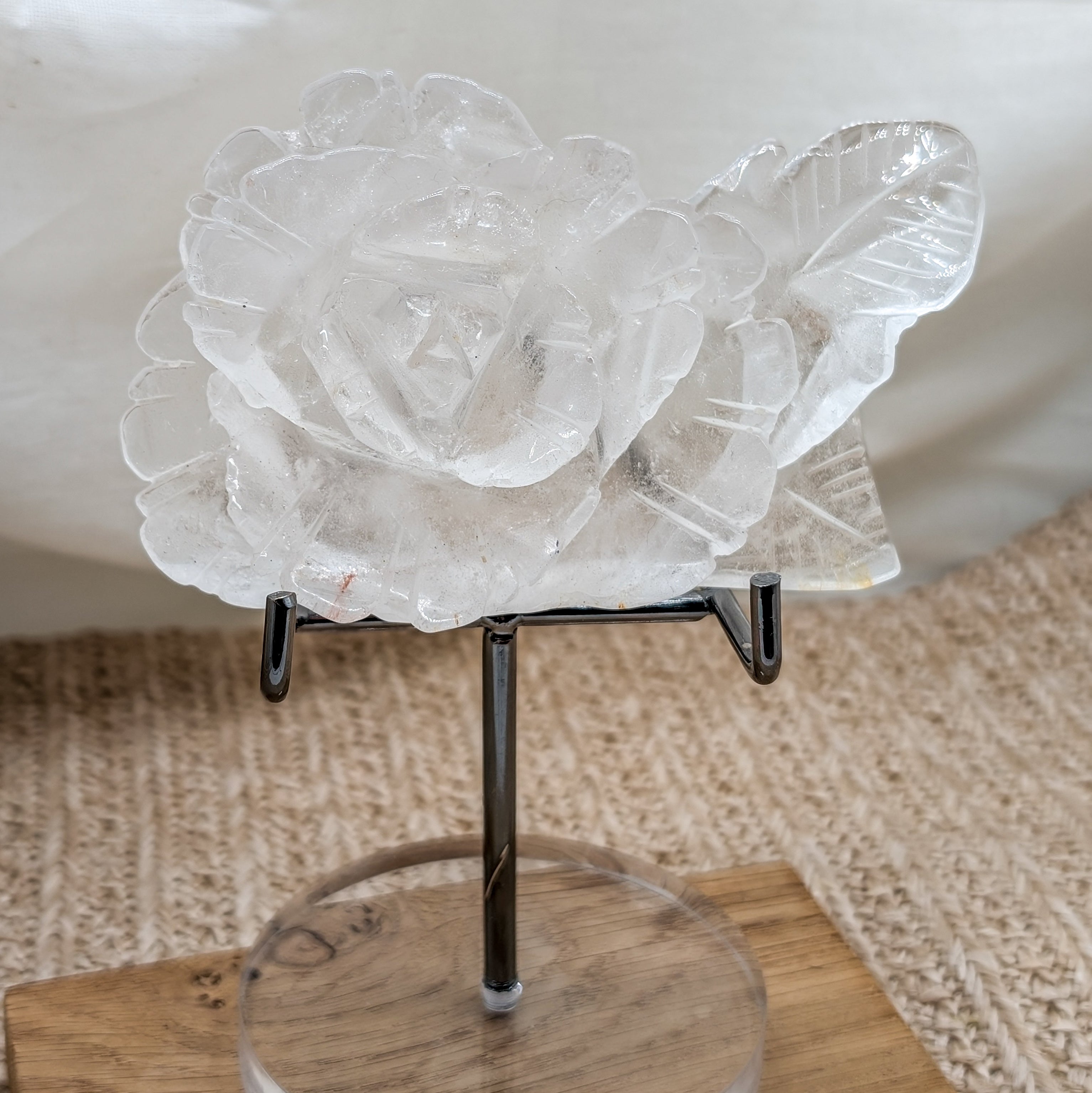 Bergkristall Rose mit Blatt auf Ständer [BT] – Crystales